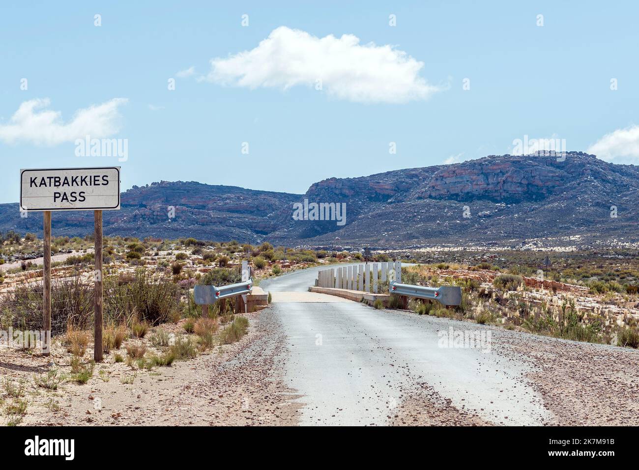 Bridge over the Riet River at the southern start of the Katbakkies Pass ...
