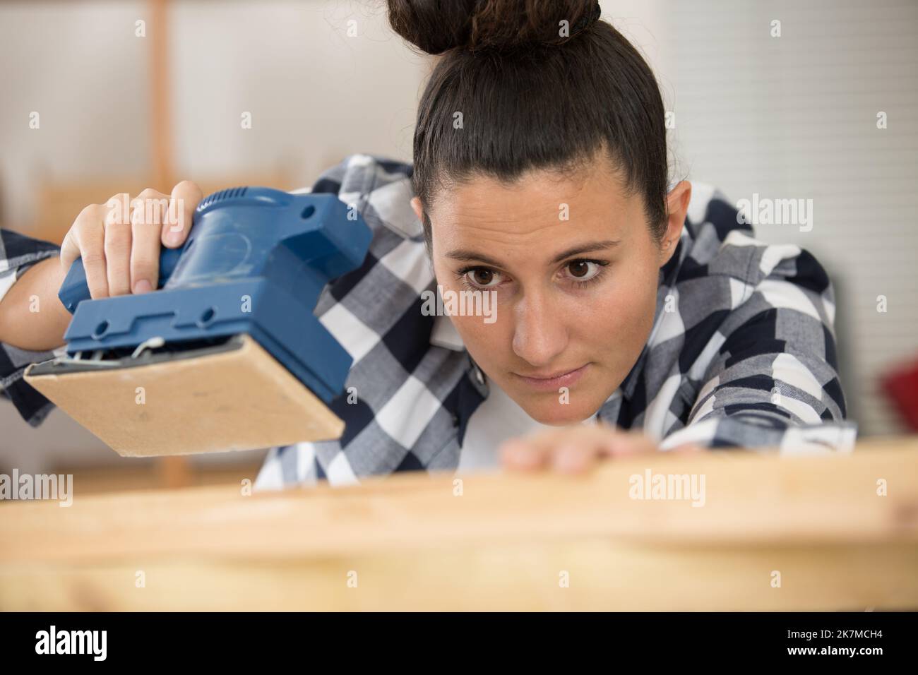 Woman using electrical sander hi-res stock photography and images - Alamy