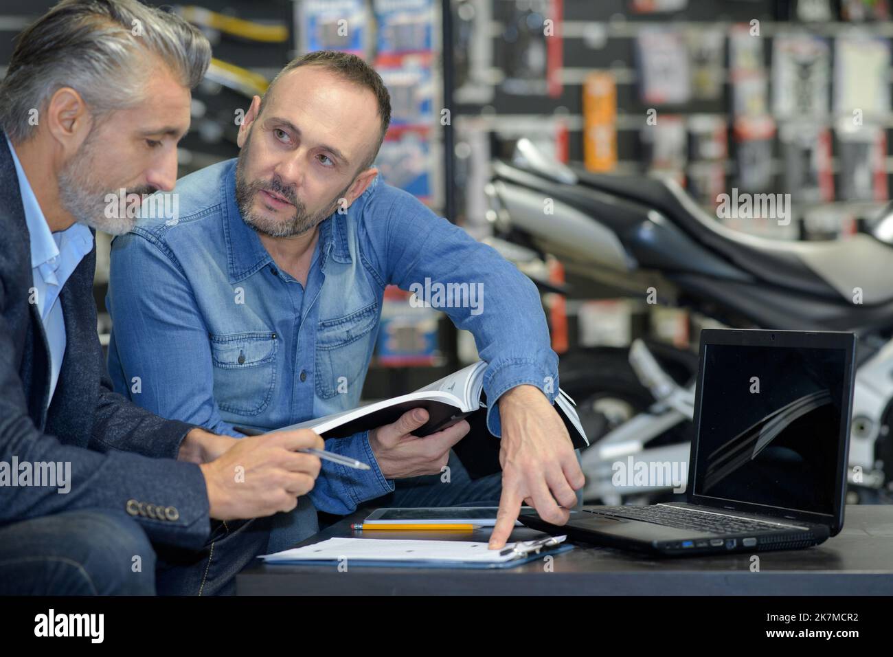 Client talking seller in hi-res stock photography and images - Alamy