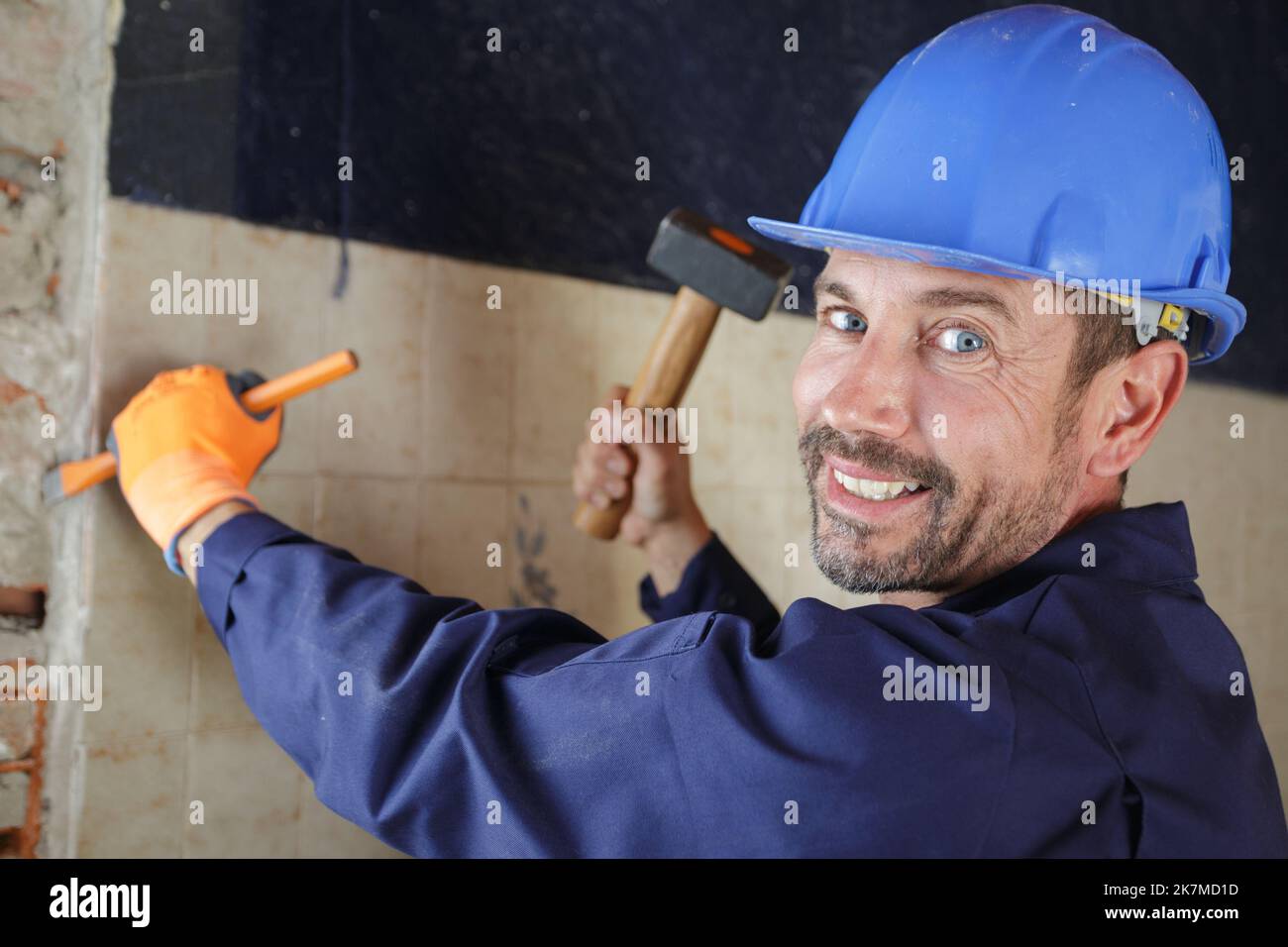 man hammers into the wall Stock Photo - Alamy