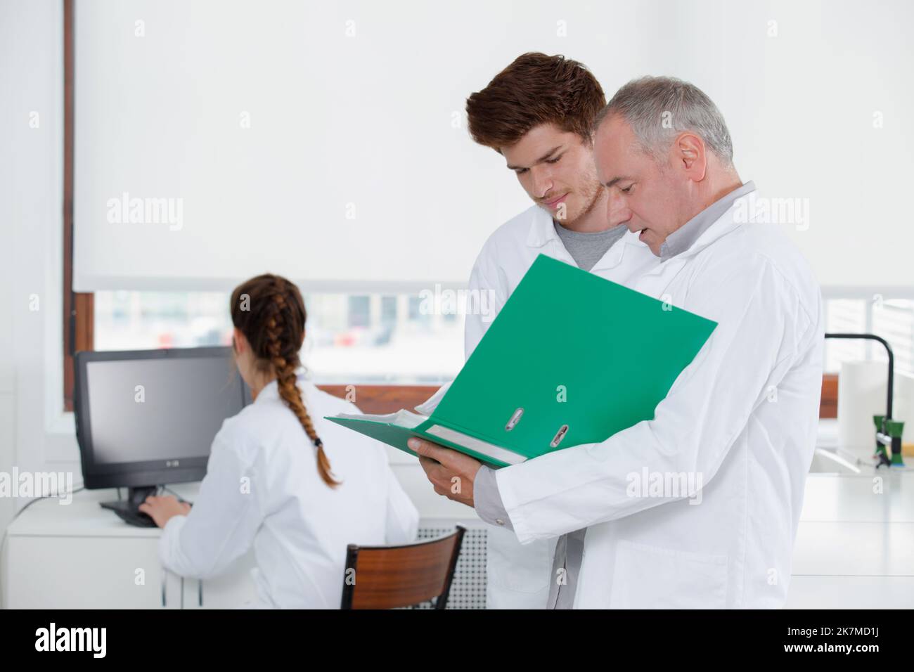 Student listening lab hi-res stock photography and images - Alamy