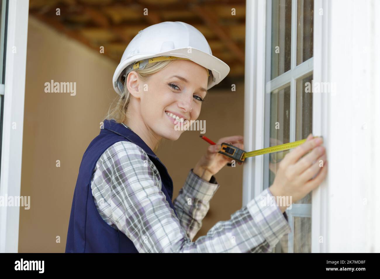 woman window setter marking the measurements Stock Photo - Alamy