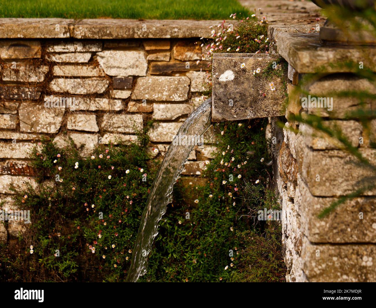 Water running down wall hi-res stock photography and images - Alamy