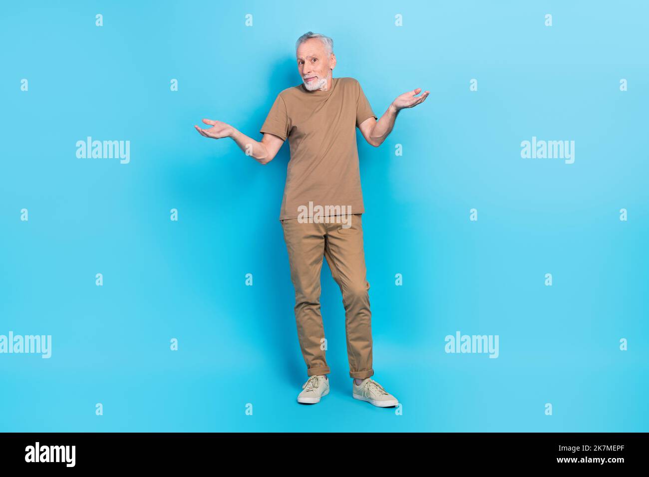 Full body photo of clueless questioned aged person shrug shoulders dont ...