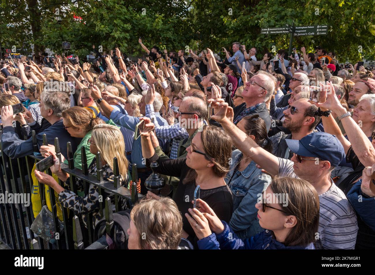 Funeral crowds for the queen hi-res stock photography and images - Alamy
