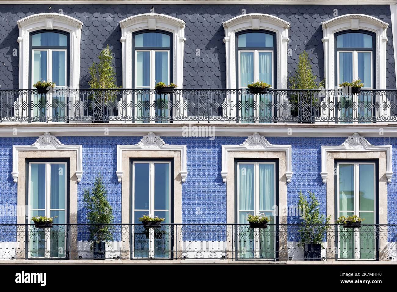 Buildings with azulejos hi-res stock photography and images - Alamy