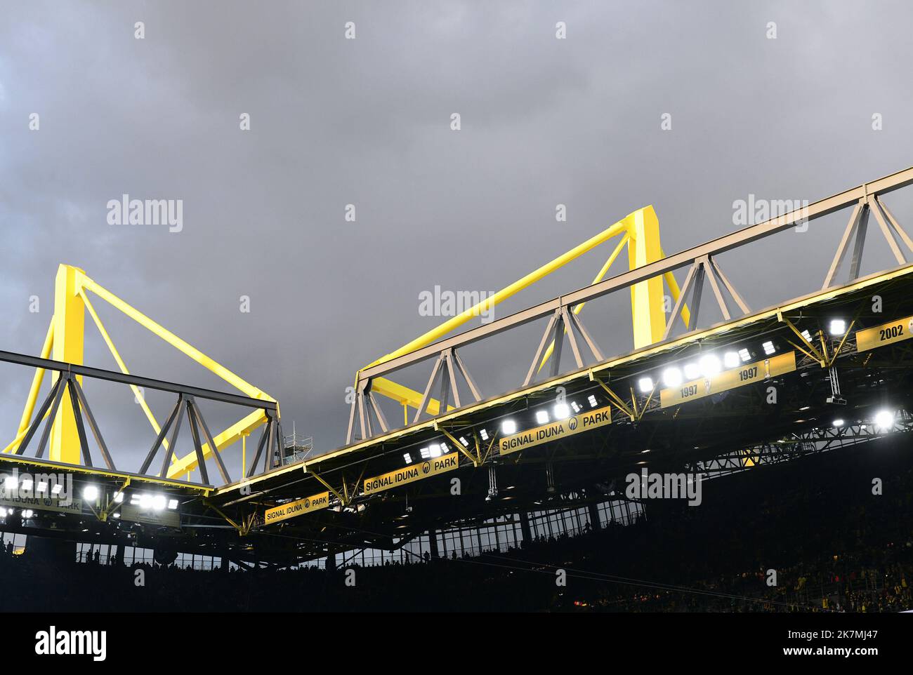 Bundesliga, Signal Iduna Park Dortmund: Borussia Dortmund vs FC Bayern ...