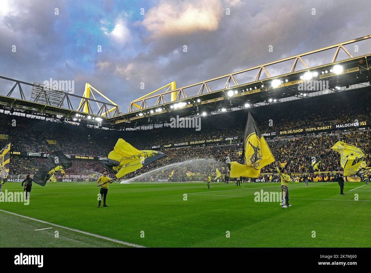 Bundesliga, Signal Iduna Park Dortmund: Borussia Dortmund vs FC Bayern ...