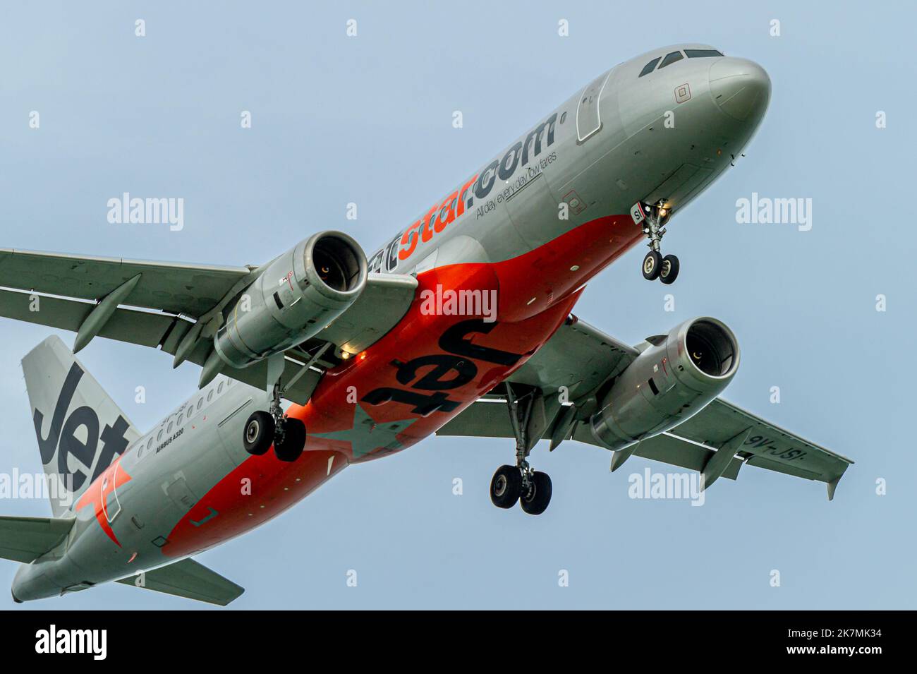 Jetstar Airbus A320-232 on final approach into Singapore Changi airport ...