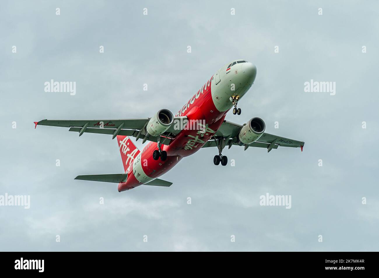Air Asia Airbus A320-216 on final approach into Singapore Changi ...
