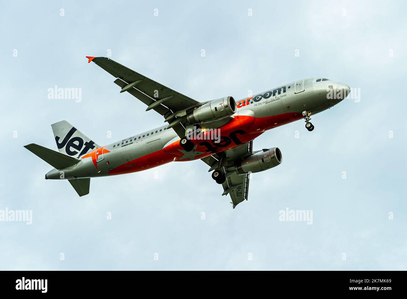 Jetstar Airbus A320-232 on final approach into Singapore Changi airport ...