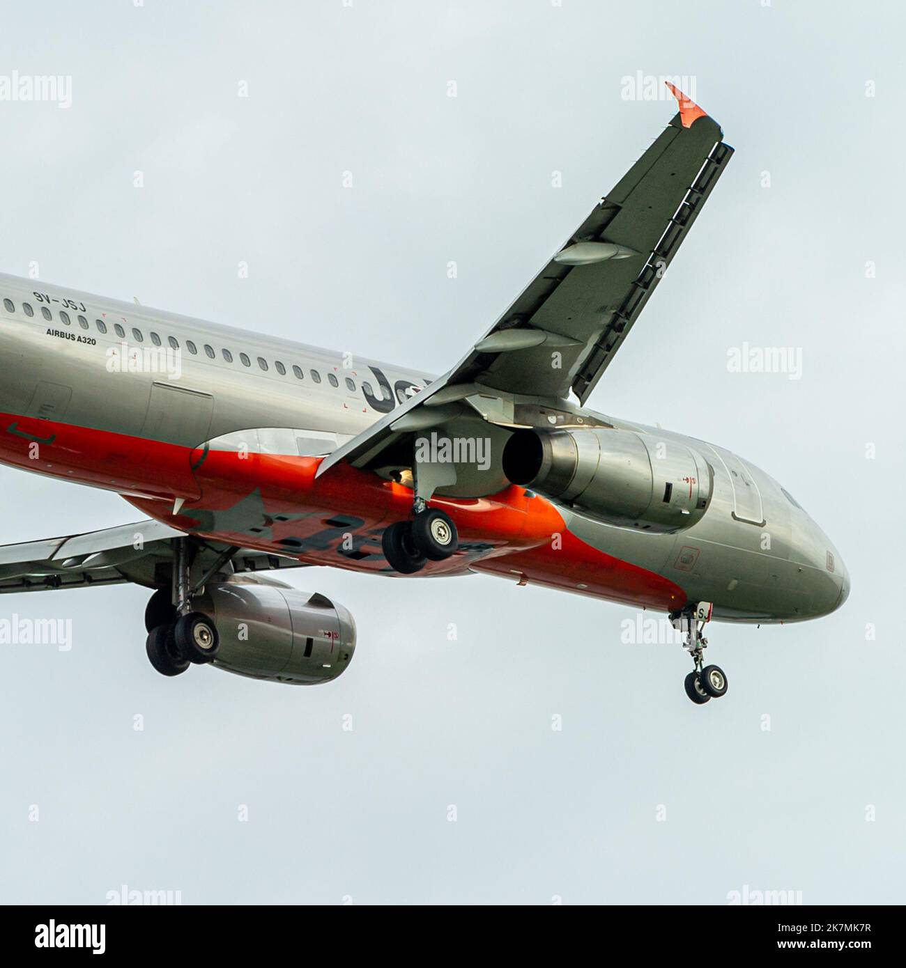 Jetstar Airbus A320-232 on final approach into Singapore Changi airport ...