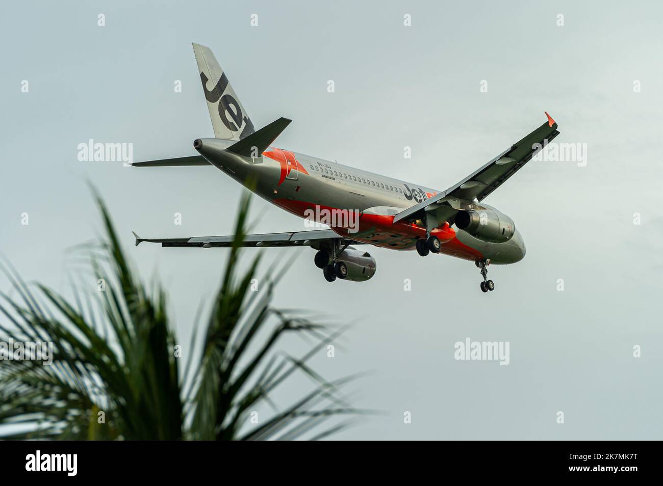Jetstar Airbus A320-232 on final approach into Singapore Changi airport ...