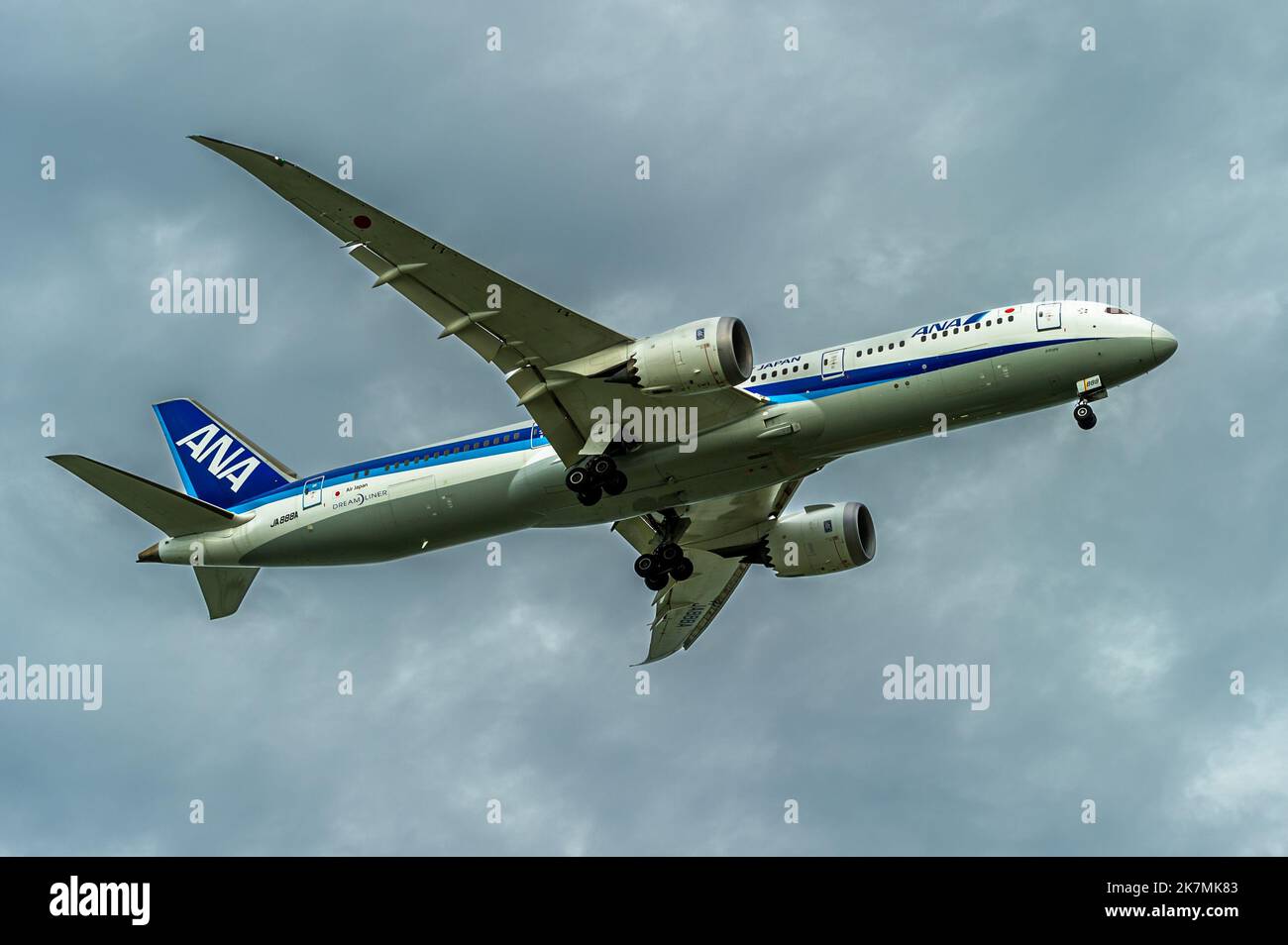 All Nippon Airways (ANA) Boeing 787-9 Dreamliner on final approach into ...
