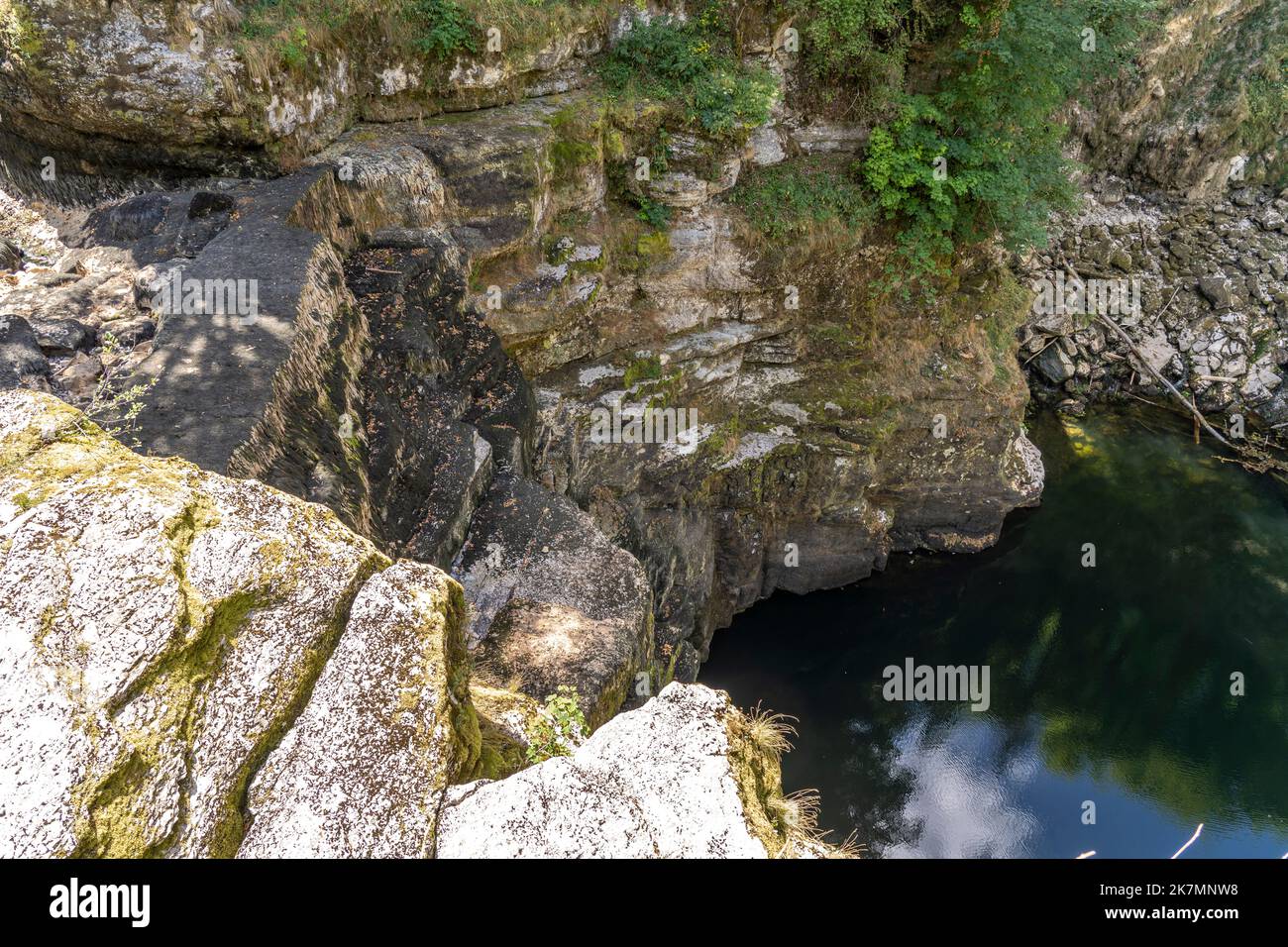 Der ausgetrocknete Wasserfall Saut du Doubs zwischen der Schweiz und ...