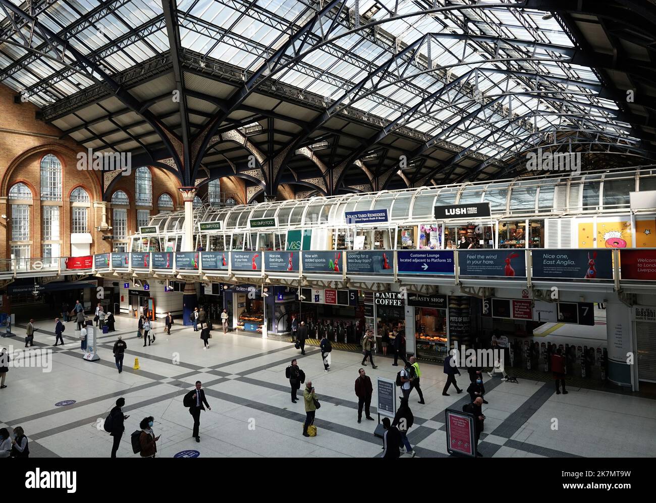 The main concourse at Liverpool Street railway station Stock Photo - Alamy