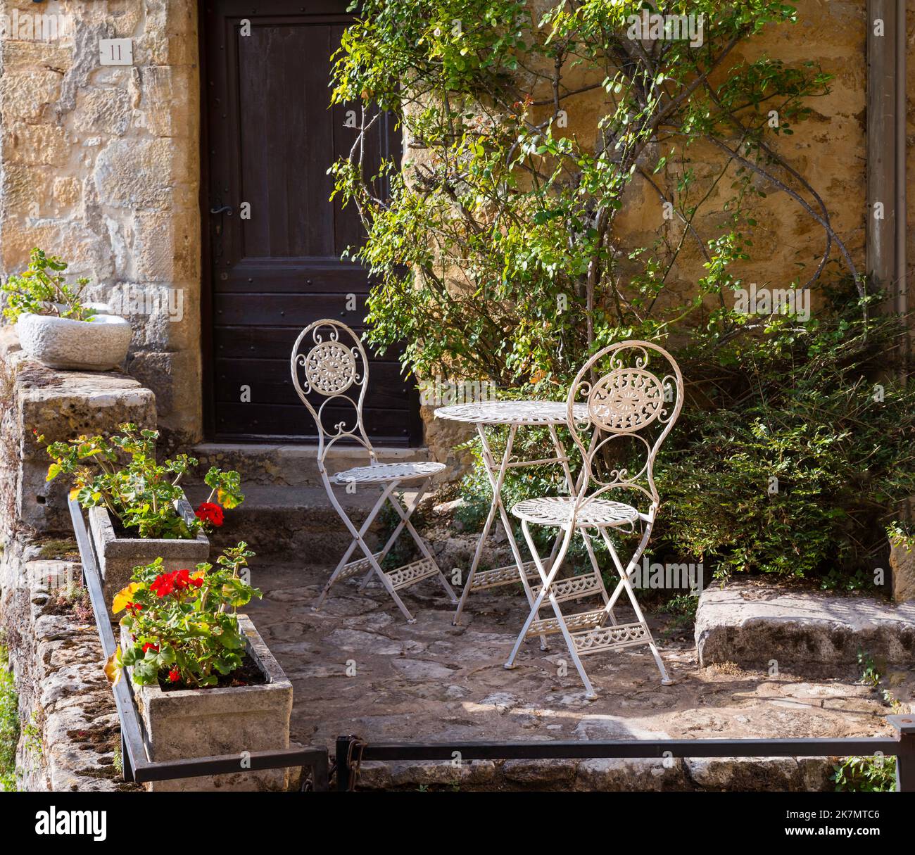Shade garden seating hi-res stock photography and images - Alamy