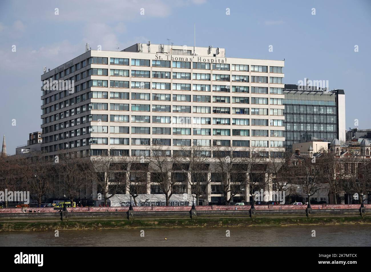 The St. Thomas Hospital on the River Thames waterfront Stock Photo - Alamy