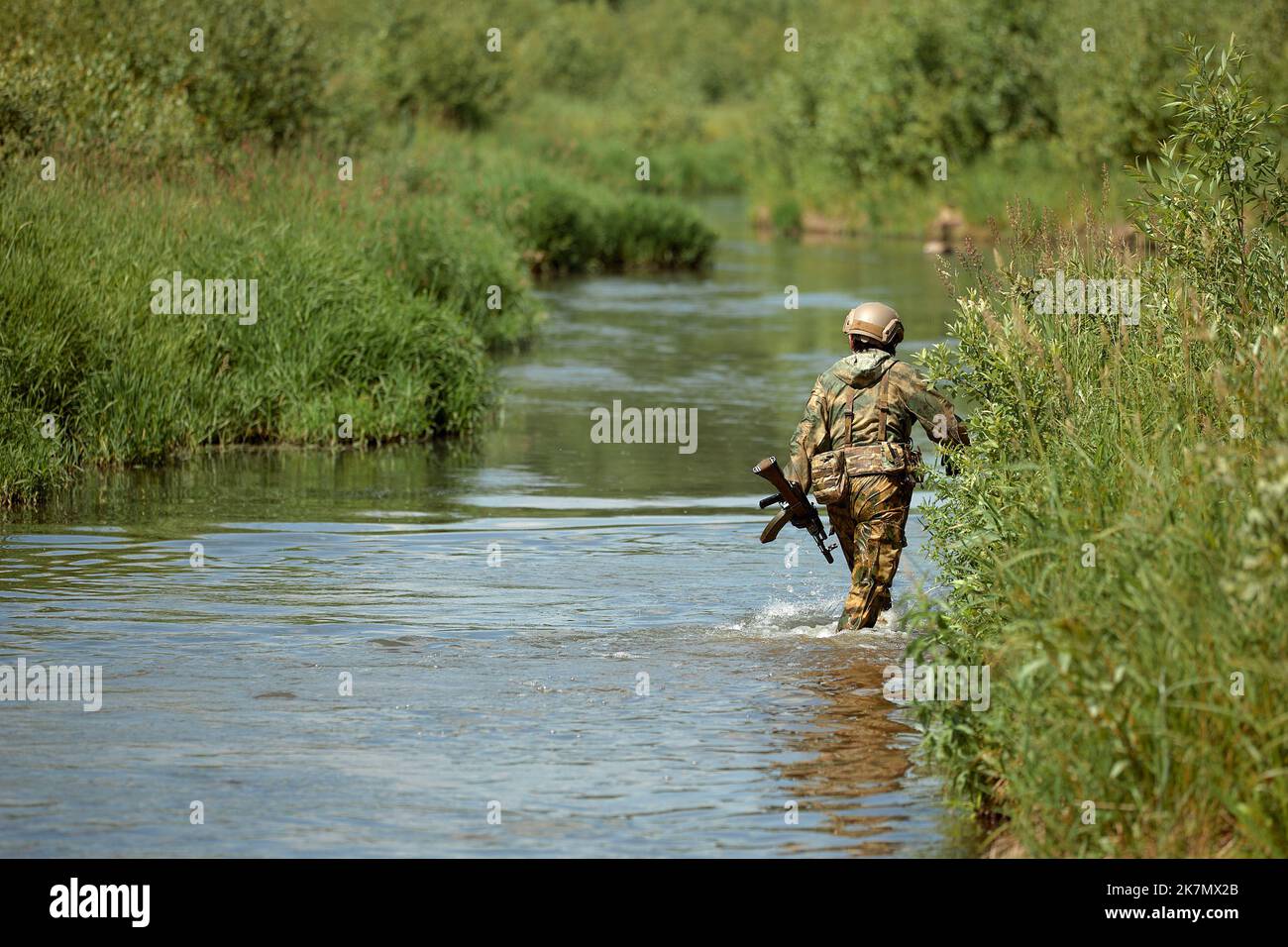 Full military experience - One day commando - running through the water ...