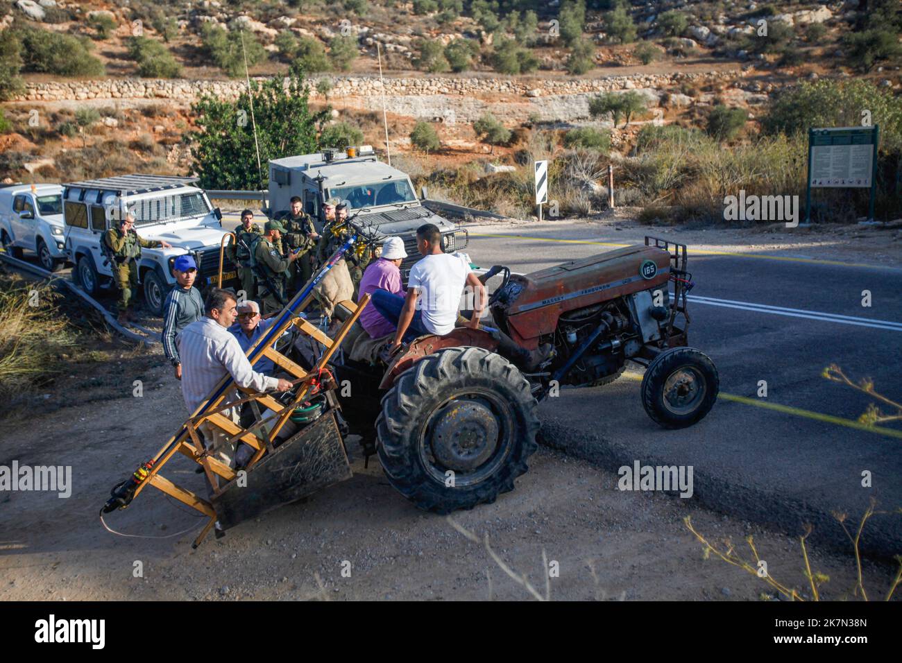 Nablus, Palestine. 18th Oct, 2022. Israeli soldiers seen standing guard ...