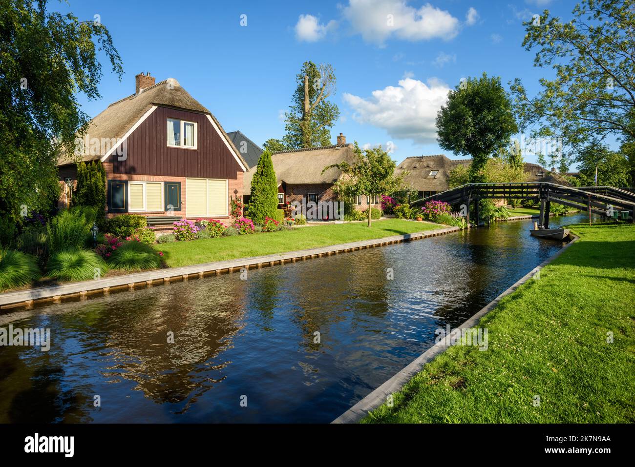 Traditional dutch brick houses on a water canal in idyllic Giethoorn ...