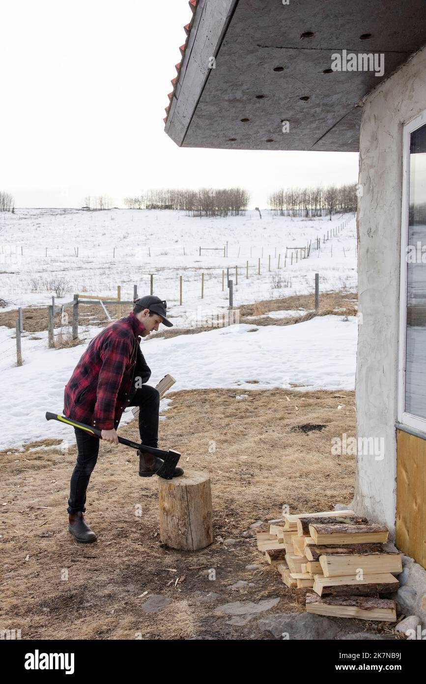 Canada cabin man hi-res stock photography and images - Alamy
