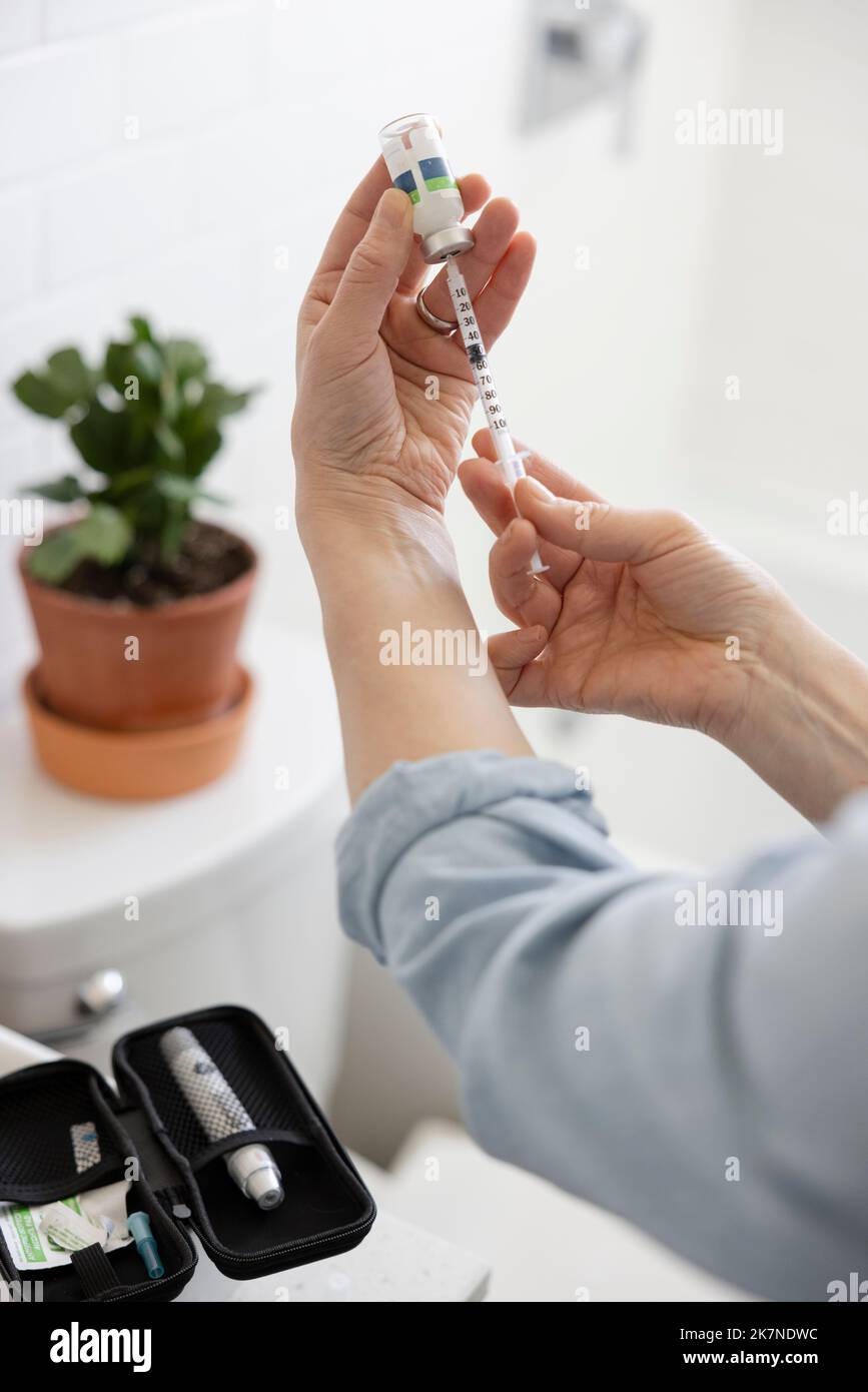 Self injection syringe hi-res stock photography and images - Alamy