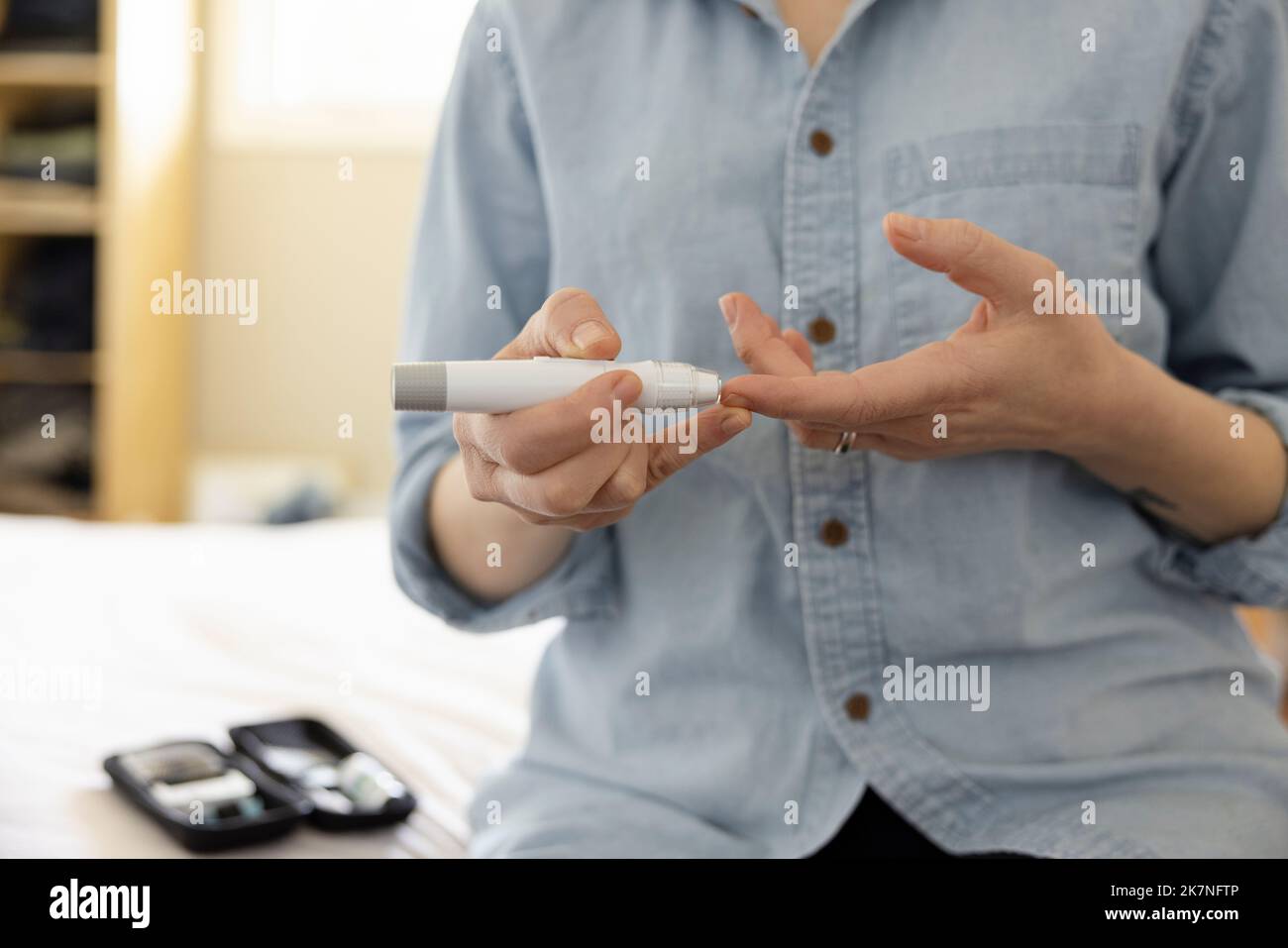 Close up woman with diabetes using insulin pen on bed Stock Photo - Alamy