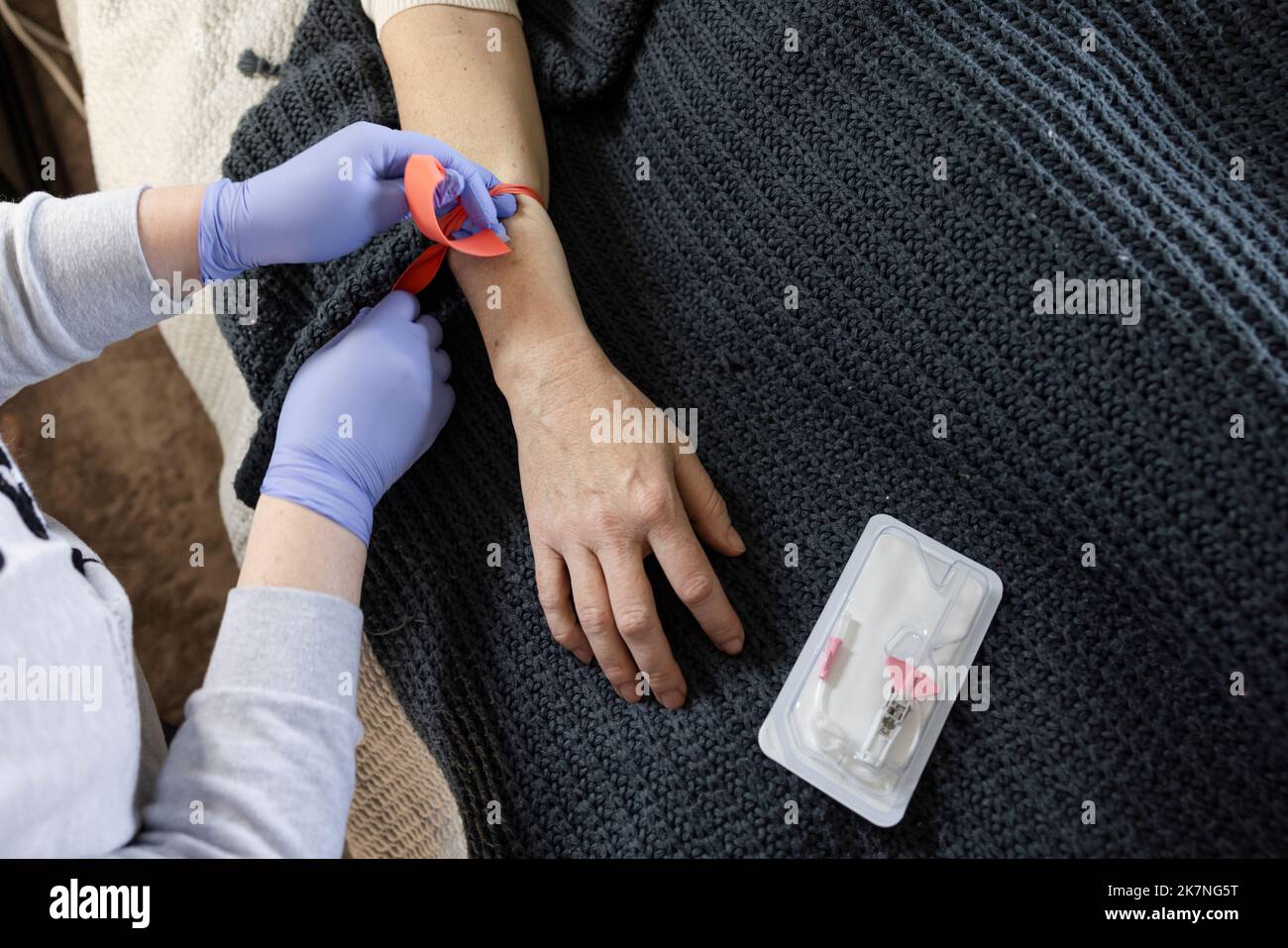 Preparing for injection hi-res stock photography and images - Alamy