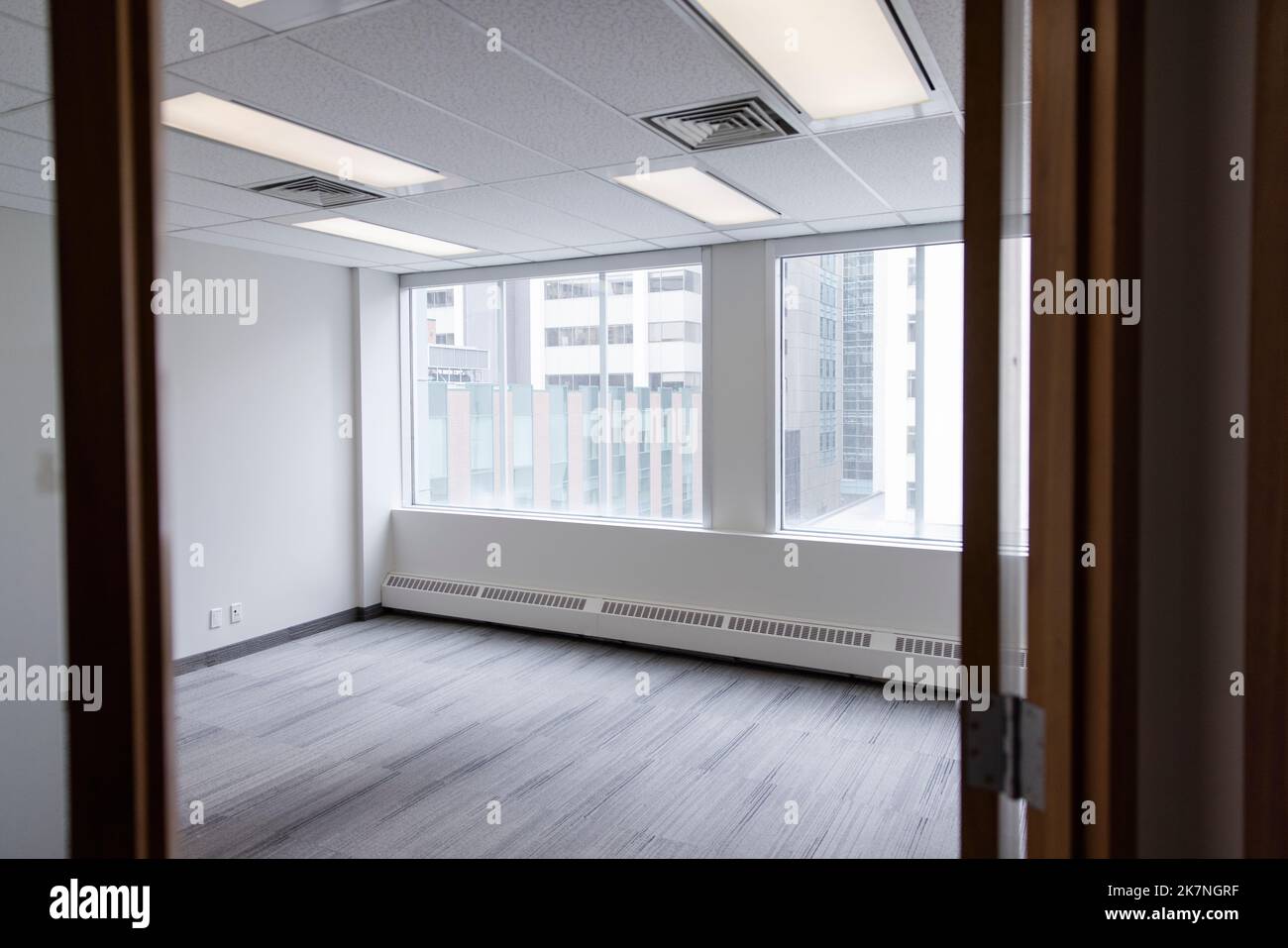 Empty office interior hi-res stock photography and images - Alamy