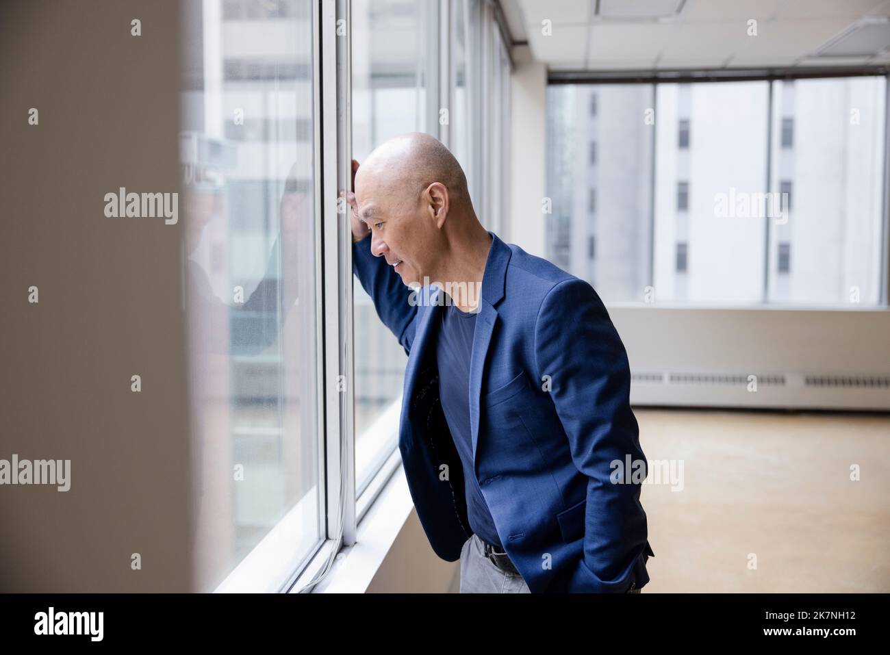 Business man in window office hi-res stock photography and images - Alamy