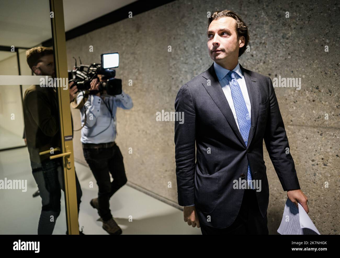 2022-10-18 15:56:42 THE HAGUE - Thierry Baudet (FvD) leaves the plenary ...