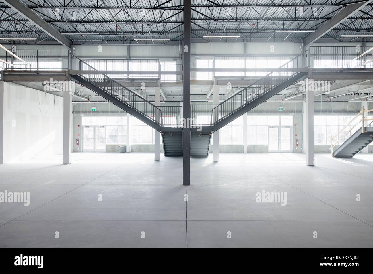 Empty interior warehouse hi-res stock photography and images - Alamy