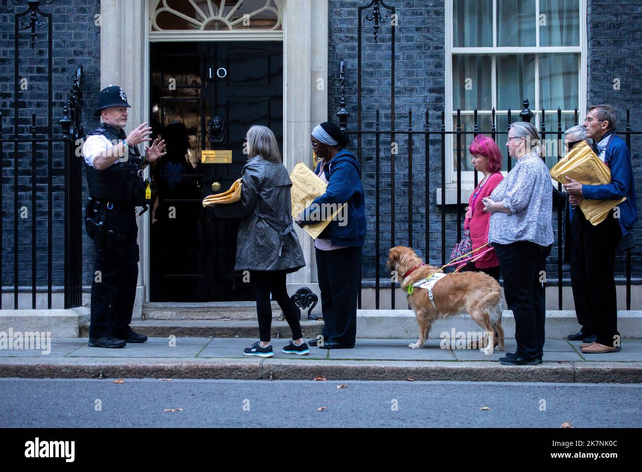 Floating bus stop uk hi-res stock photography and images - Alamy