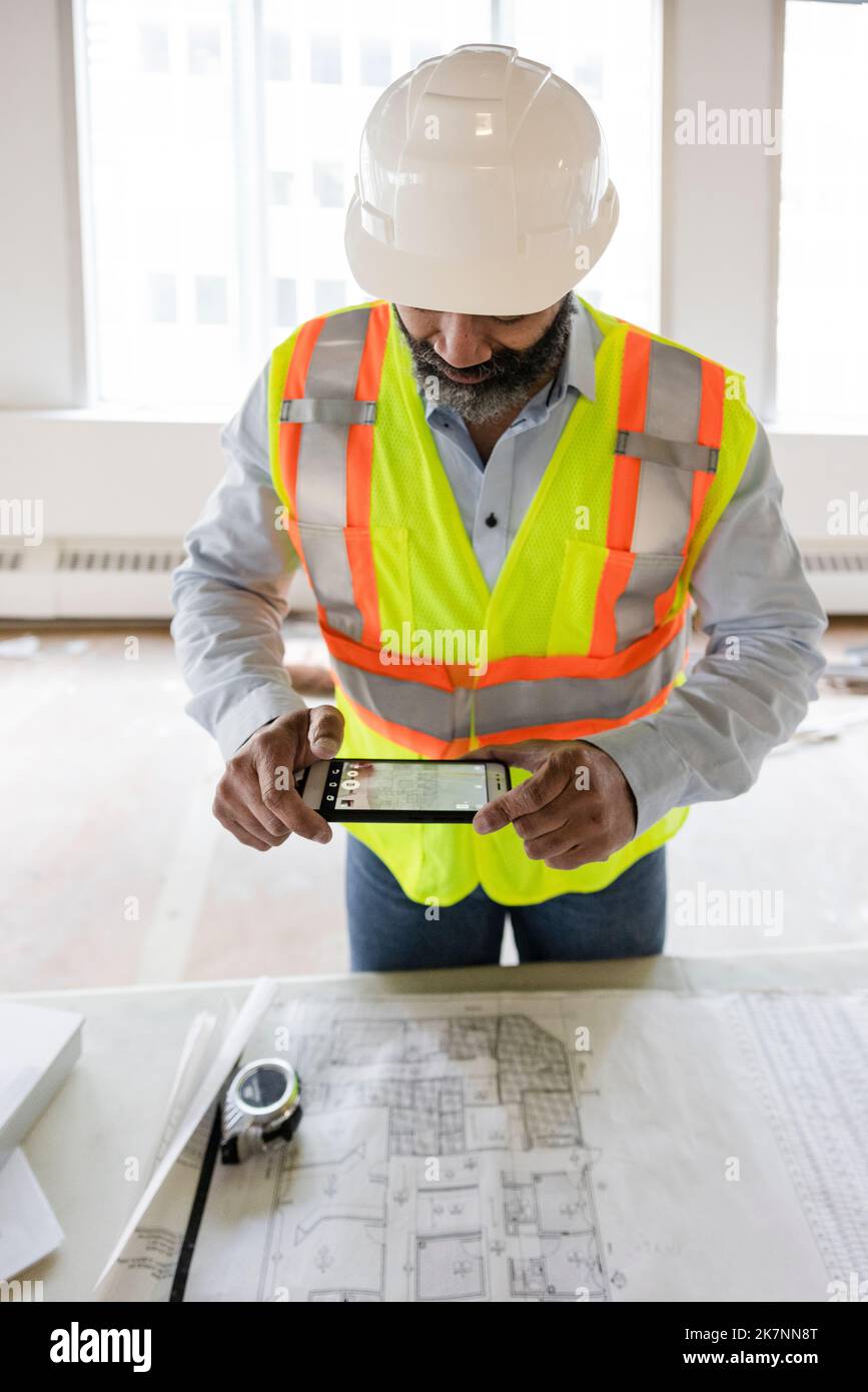 Person taking photo of building hi-res stock photography and images - Alamy