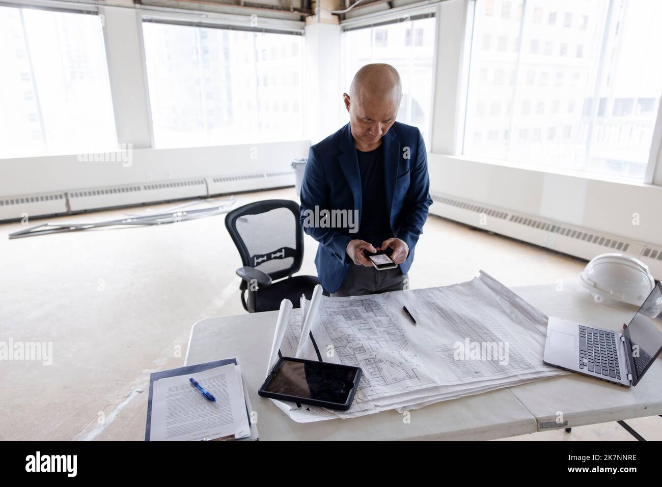 Person taking photo of building hi-res stock photography and images - Alamy