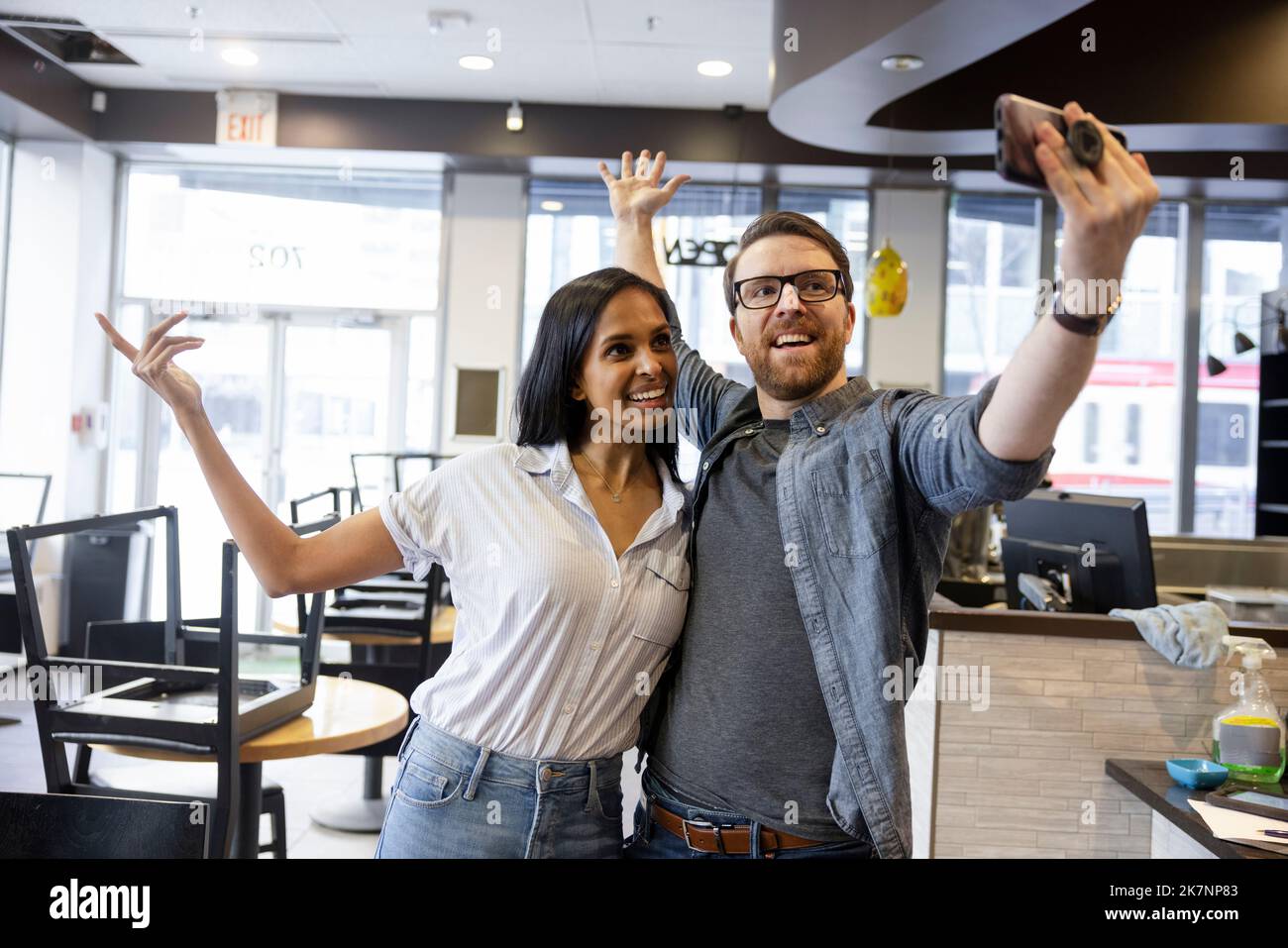 Cafe complete hi-res stock photography and images - Alamy
