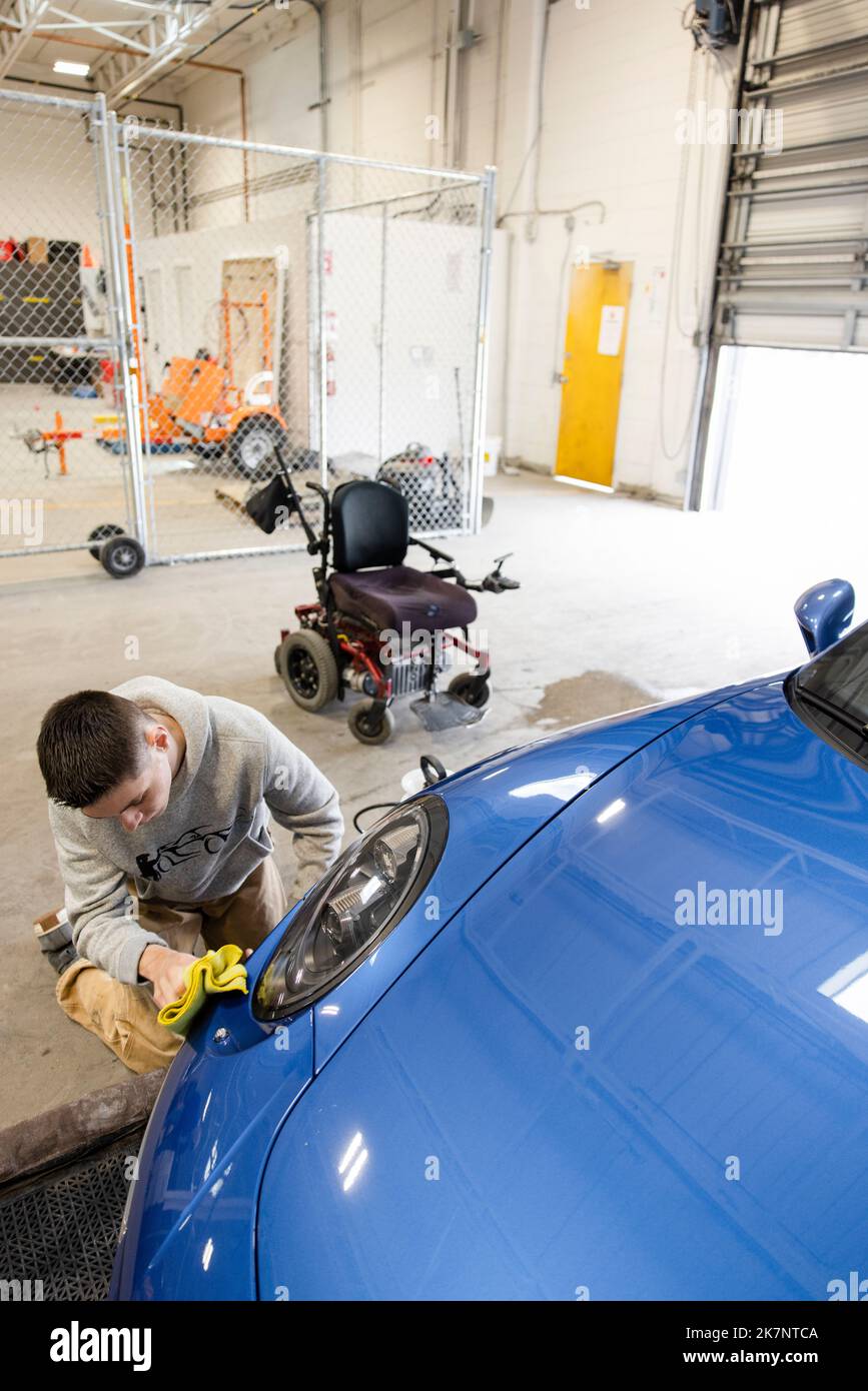 The body shop front hi-res stock photography and images - Alamy