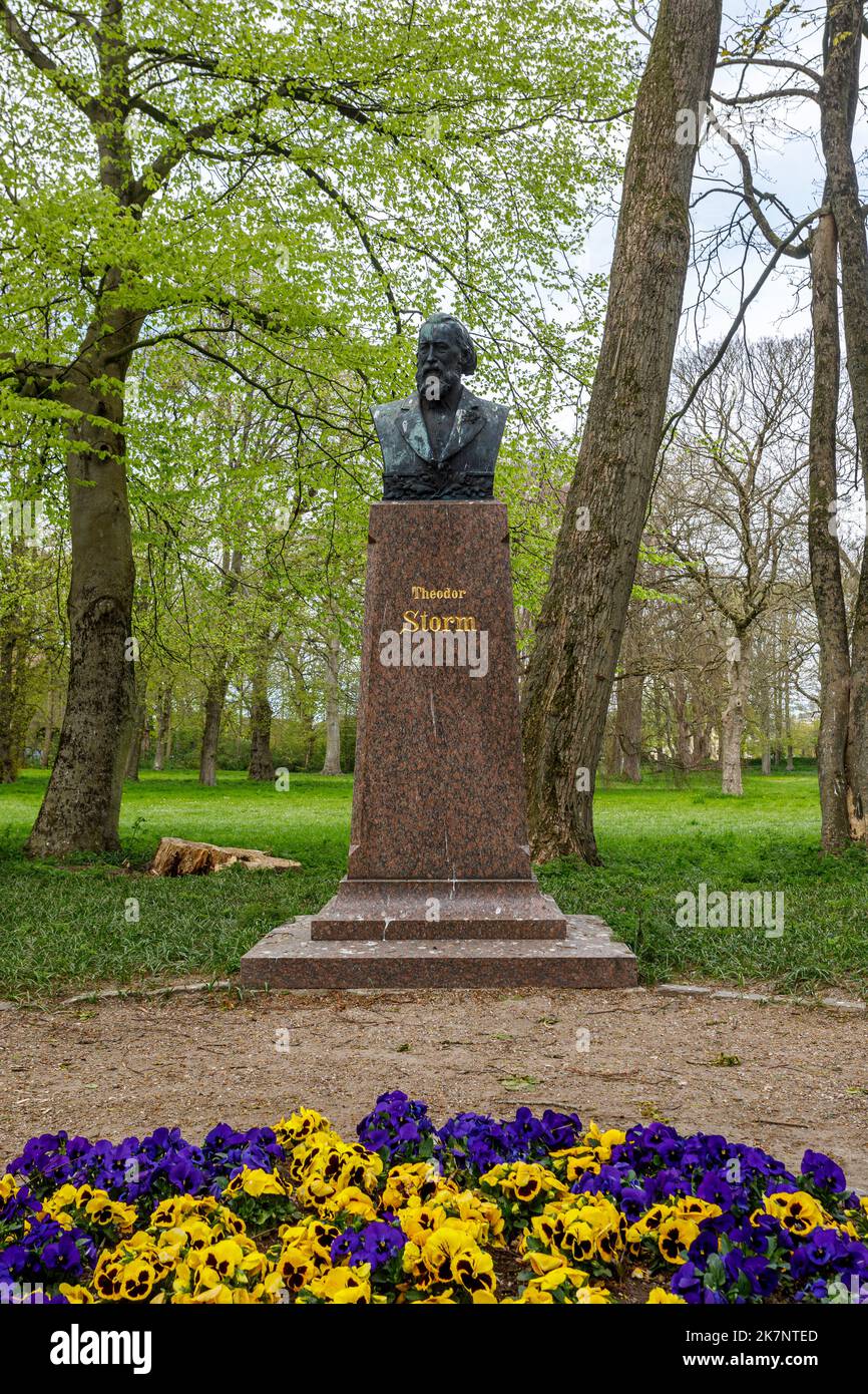 Monument bust memorial hi-res stock photography and images - Alamy