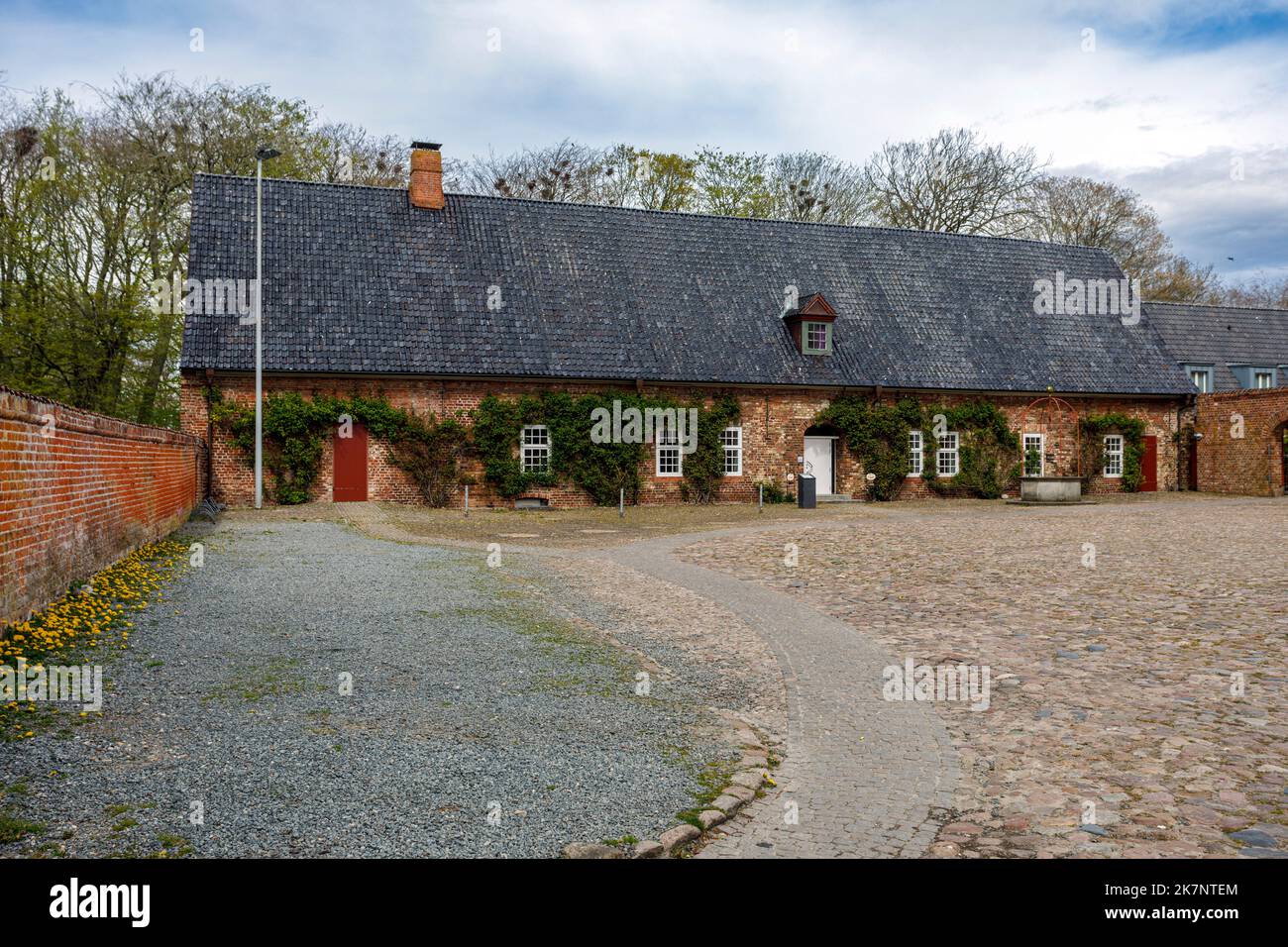 Palace outbuildings hi-res stock photography and images - Alamy