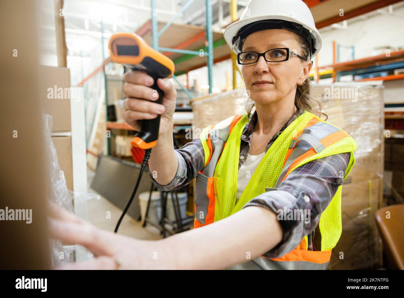 Worker woman scanning hi-res stock photography and images - Alamy