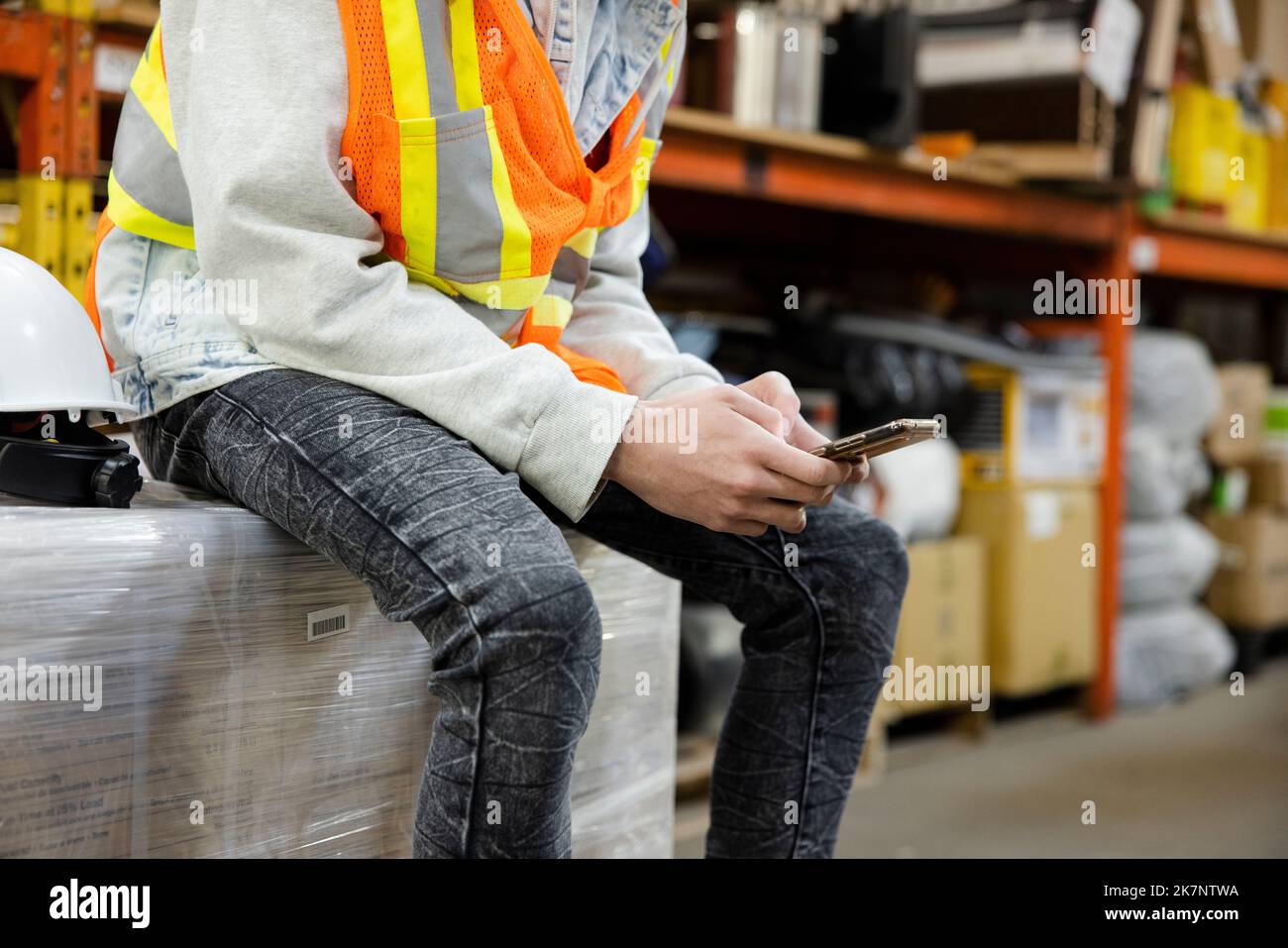 Hi vis worker using phone hi-res stock photography and images - Alamy