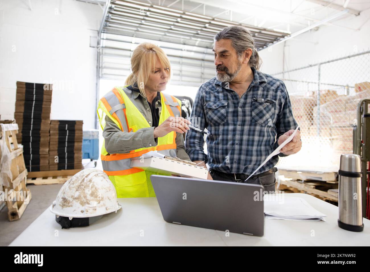 Dock workers loading hi-res stock photography and images - Alamy