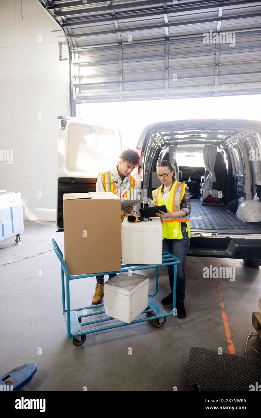 Unloading van hi-res stock photography and images - Alamy