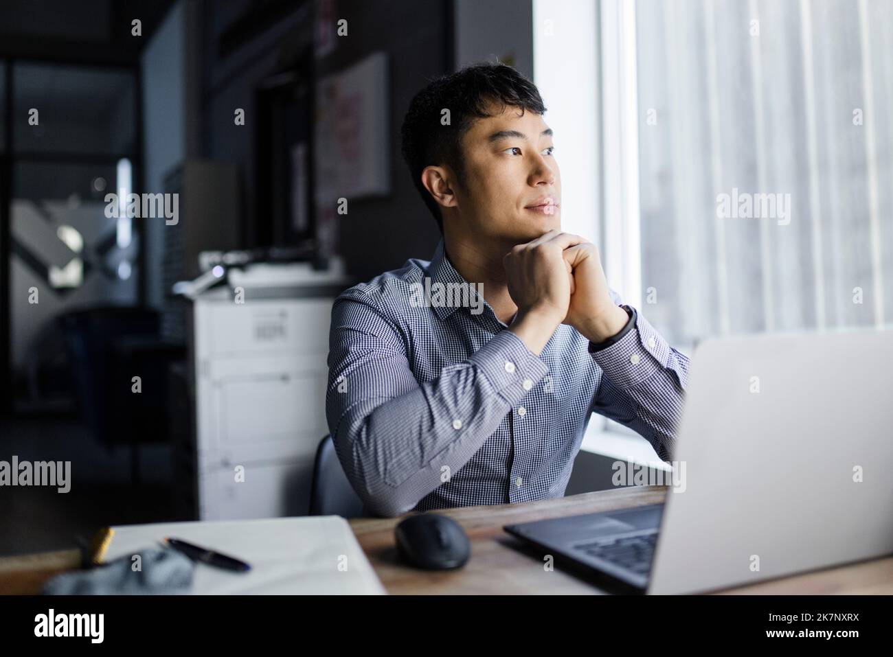 Man desk looking out window hi-res stock photography and images - Alamy