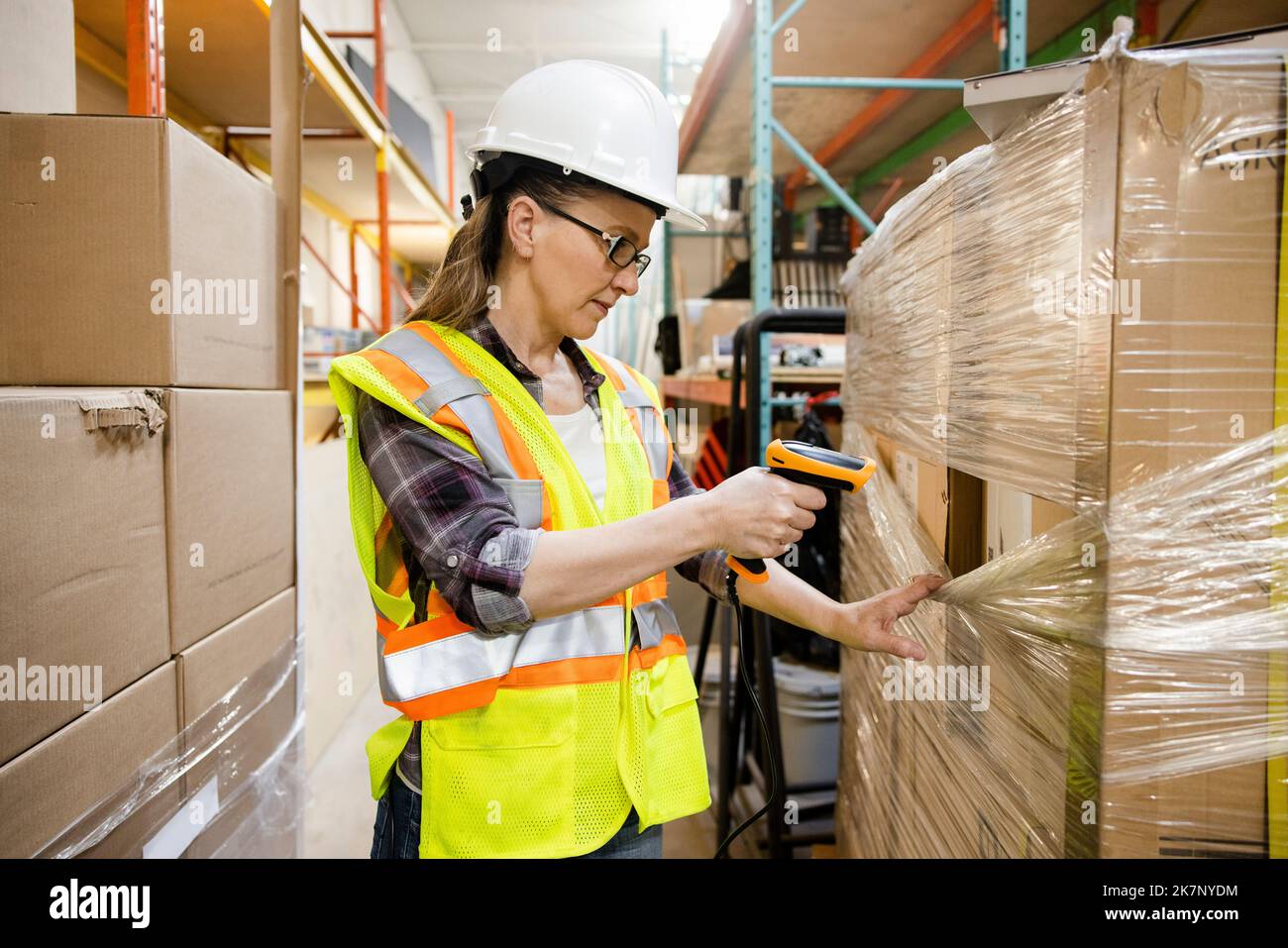 Worker woman scanning hi-res stock photography and images - Alamy