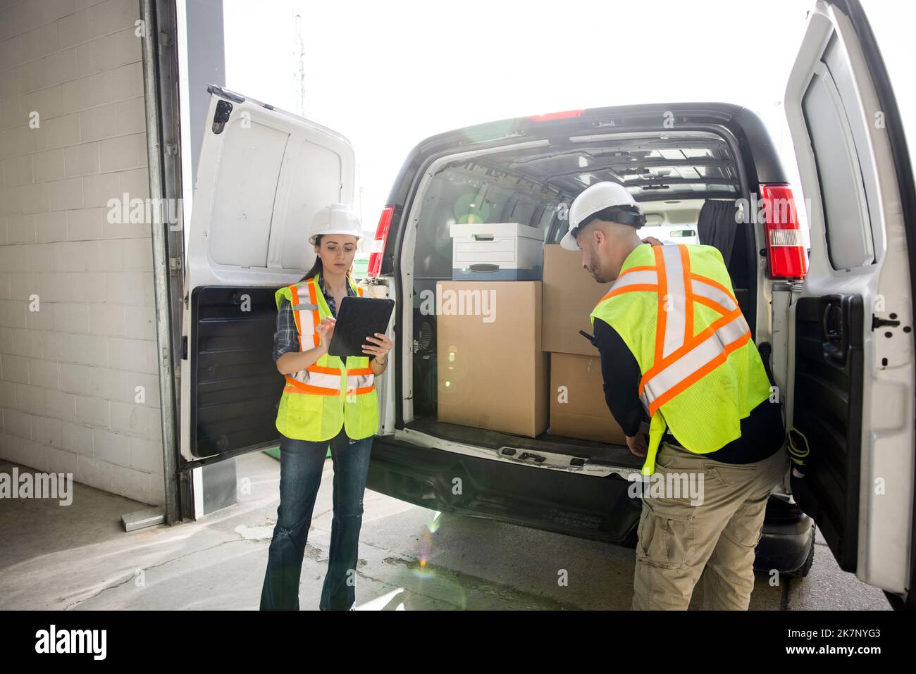 Loading boxes hi-res stock photography and images - Alamy