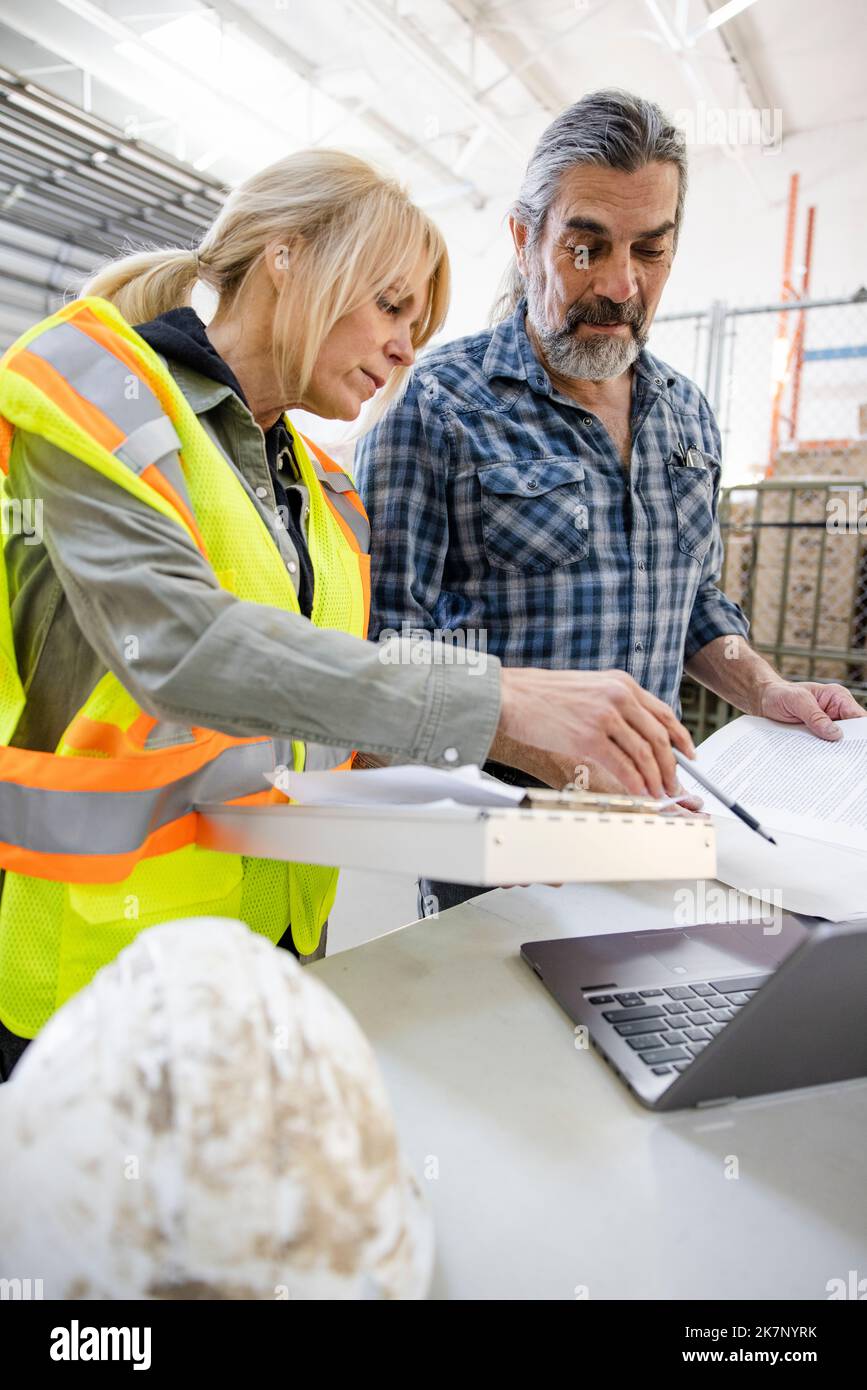 Laptop workers hi-res stock photography and images - Alamy