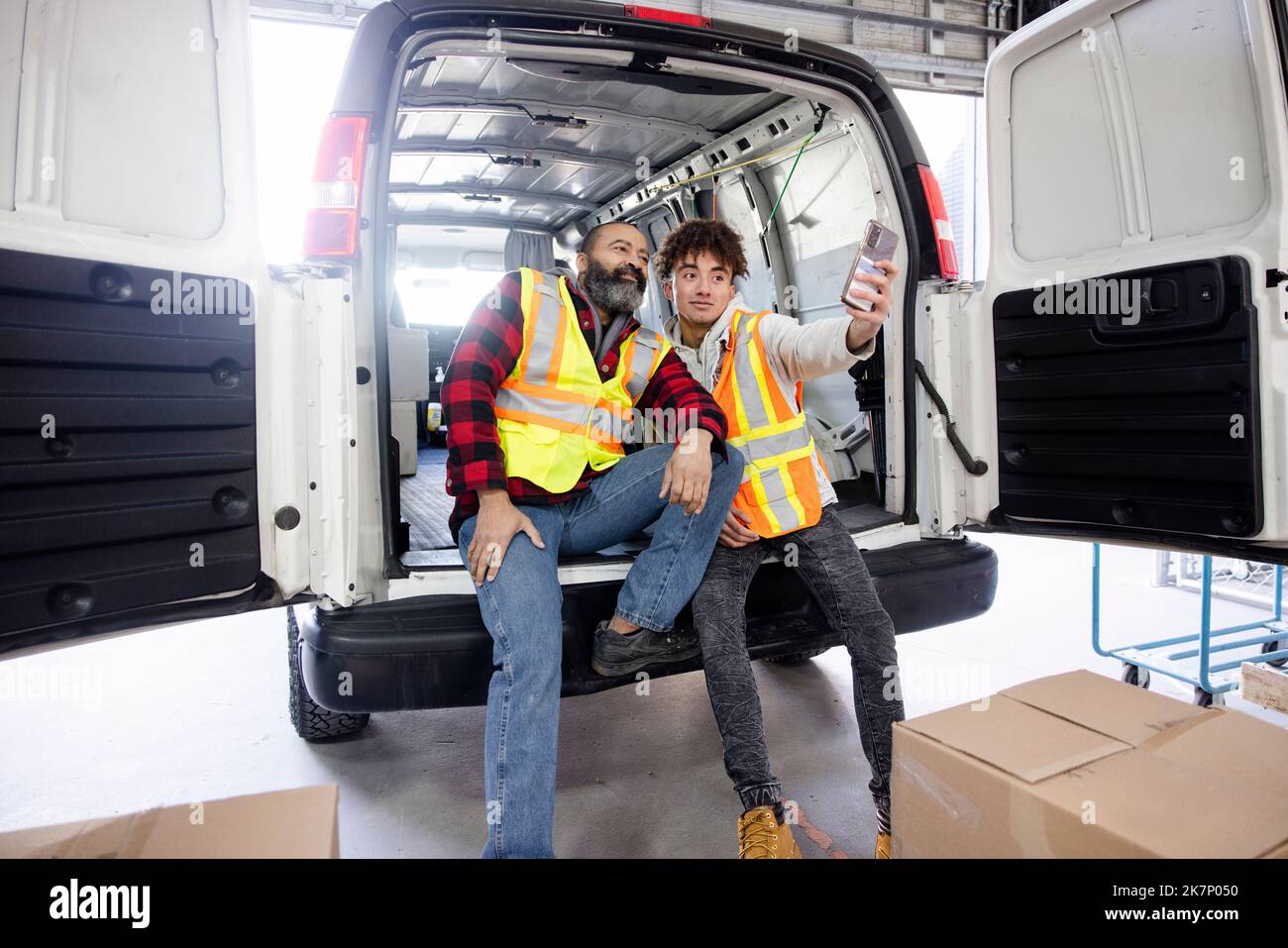 Van loading hi-res stock photography and images - Alamy