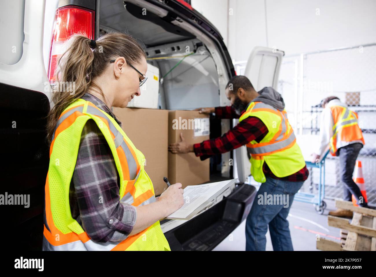 Loading boxes hi-res stock photography and images - Alamy